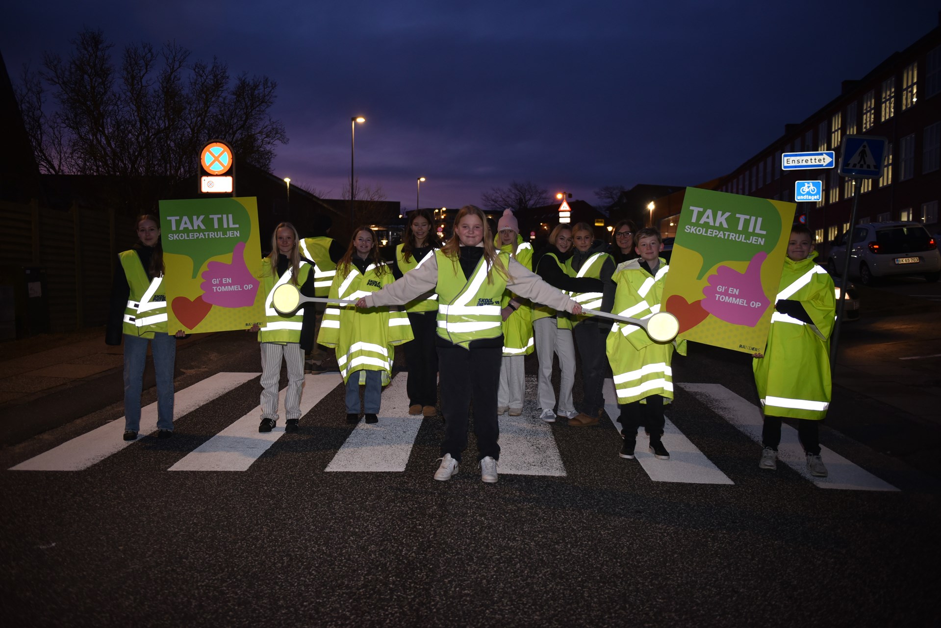Skulderklap til skolepatruljerne: Send dem et smil og en tommel op ...