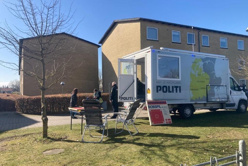 Fuldt hus i den mobile politistation i Holstebro Næste stop Thisted ... Fuldt hus i den mobile politistation i Holstebro Næste stop Thisted ...