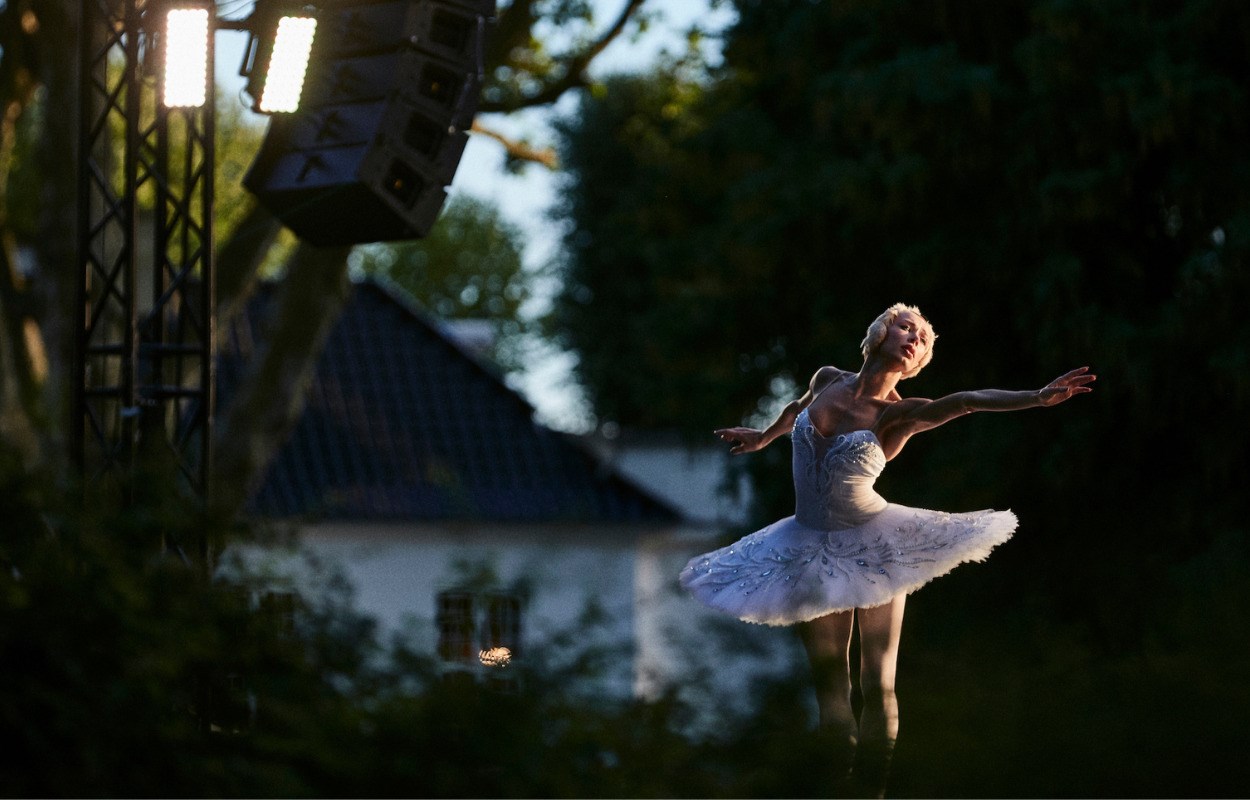 Verdensballetten, Aarhus Kommune, Salling Fondene og Røde Kors støtter ...