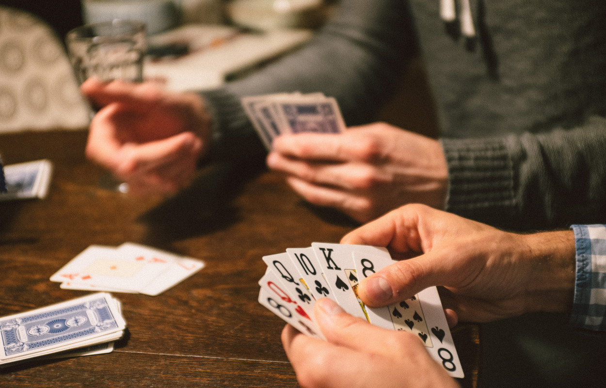 Ældre spiller kort i Kulturhuset InSide | VORES Hammel