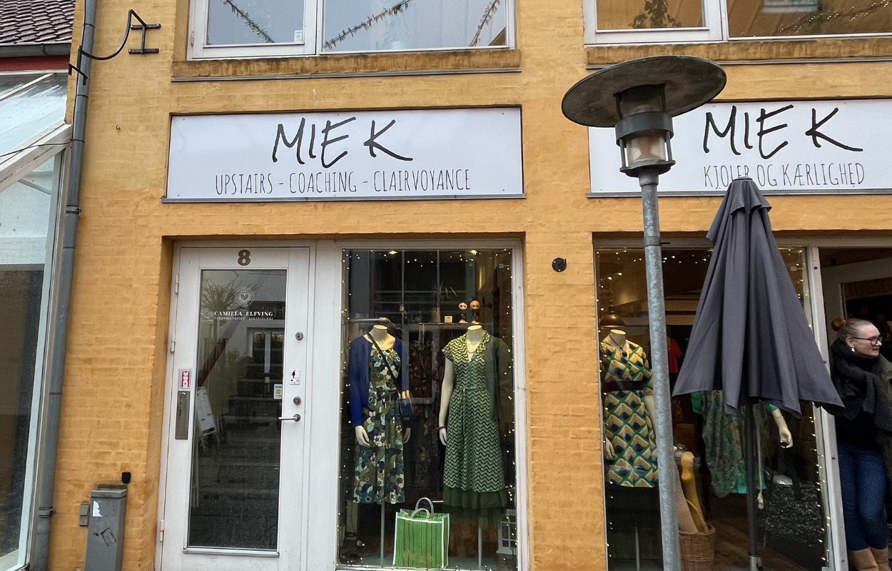 Mie sælger danske designkjoler: “Byen manglede en butik med farver og ...
